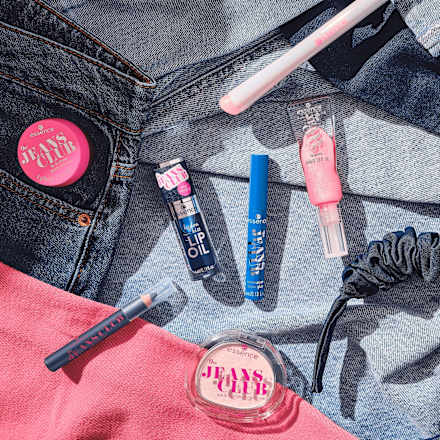essence the JEANS CLUB lesk na rty 01 Gloss Up In Jeans, 4 ml | dm.cz